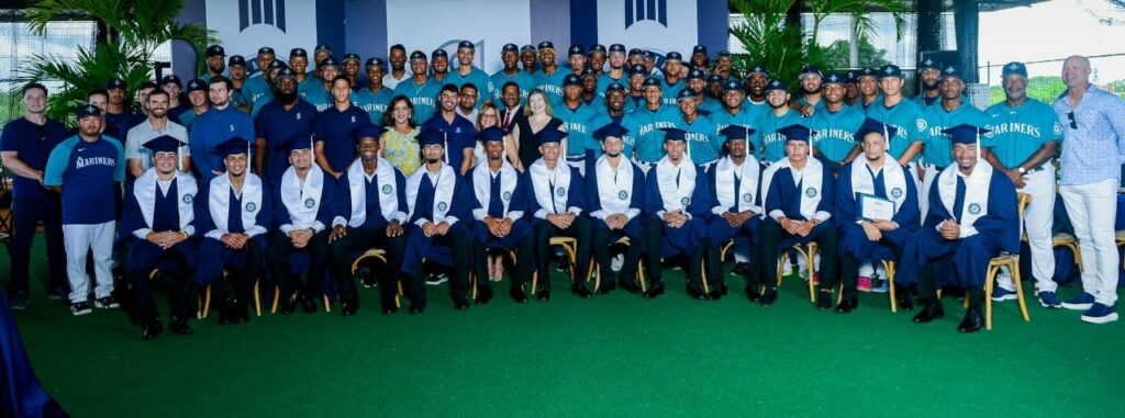 Nueva camada prospectos se gradúa de bachiller en academia de Seattle ...